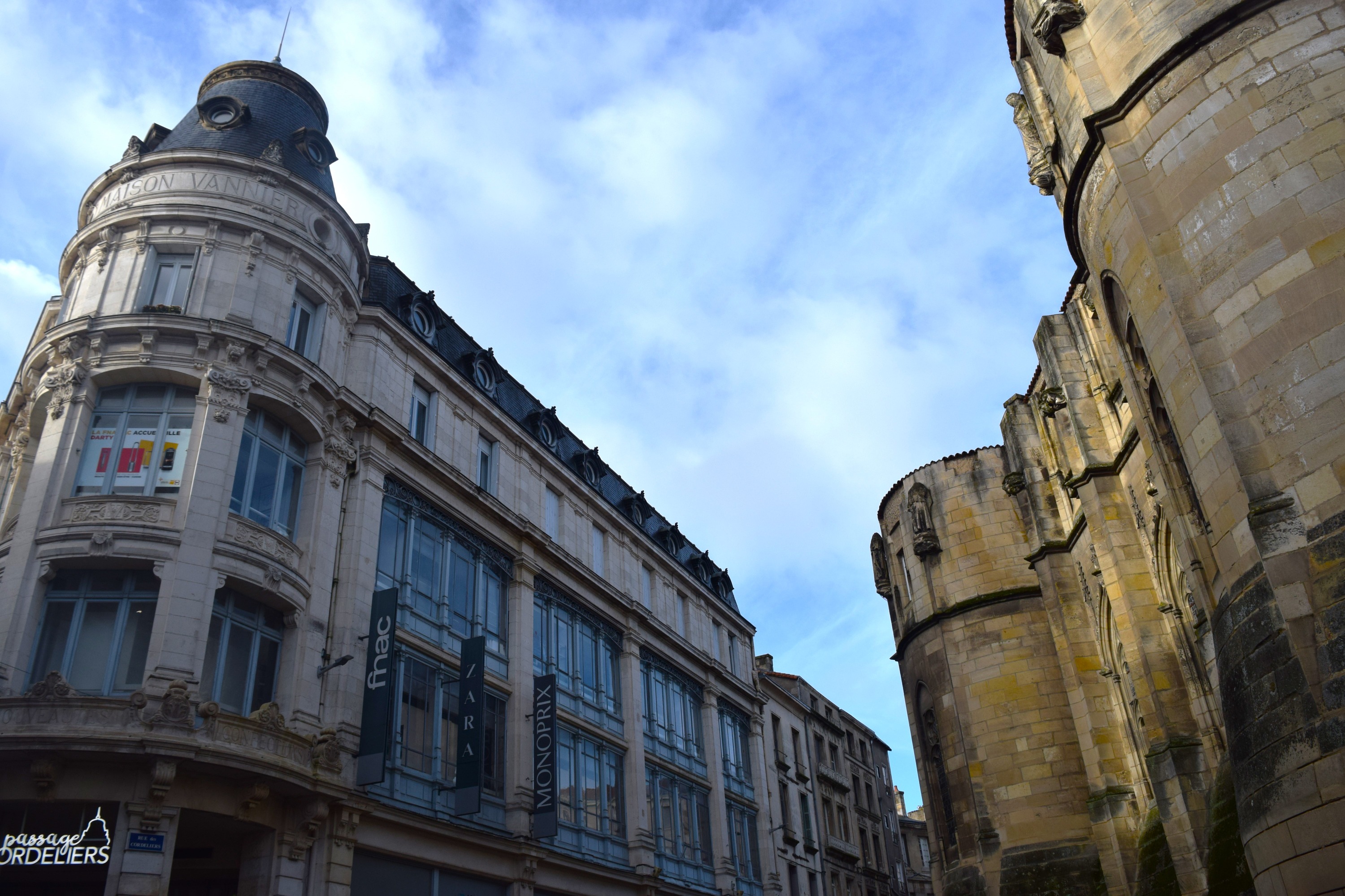 Poitiers: Guided City Walking Tour (Legends, Kings and Heritage)