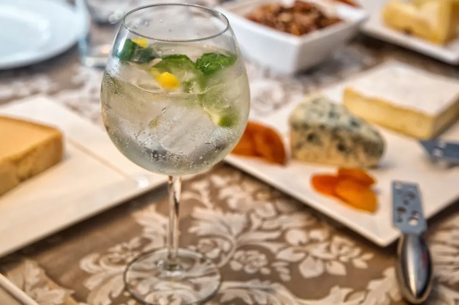 Edinburgh Private and Custom Gin Experience Tour with a Local Guide