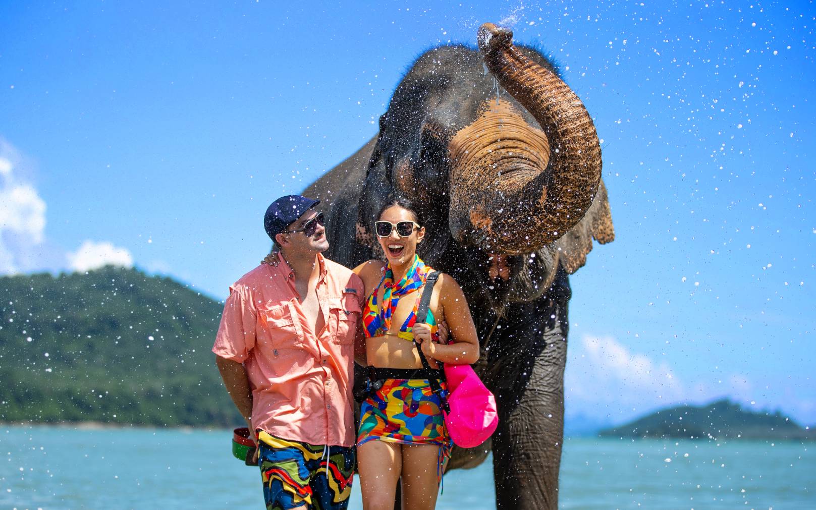 "푸켓 코끼리 케어 캠프 - 푸켓의 아름다운 비치에서 코끼리와 함께하는 특별한 1일" | funBooky