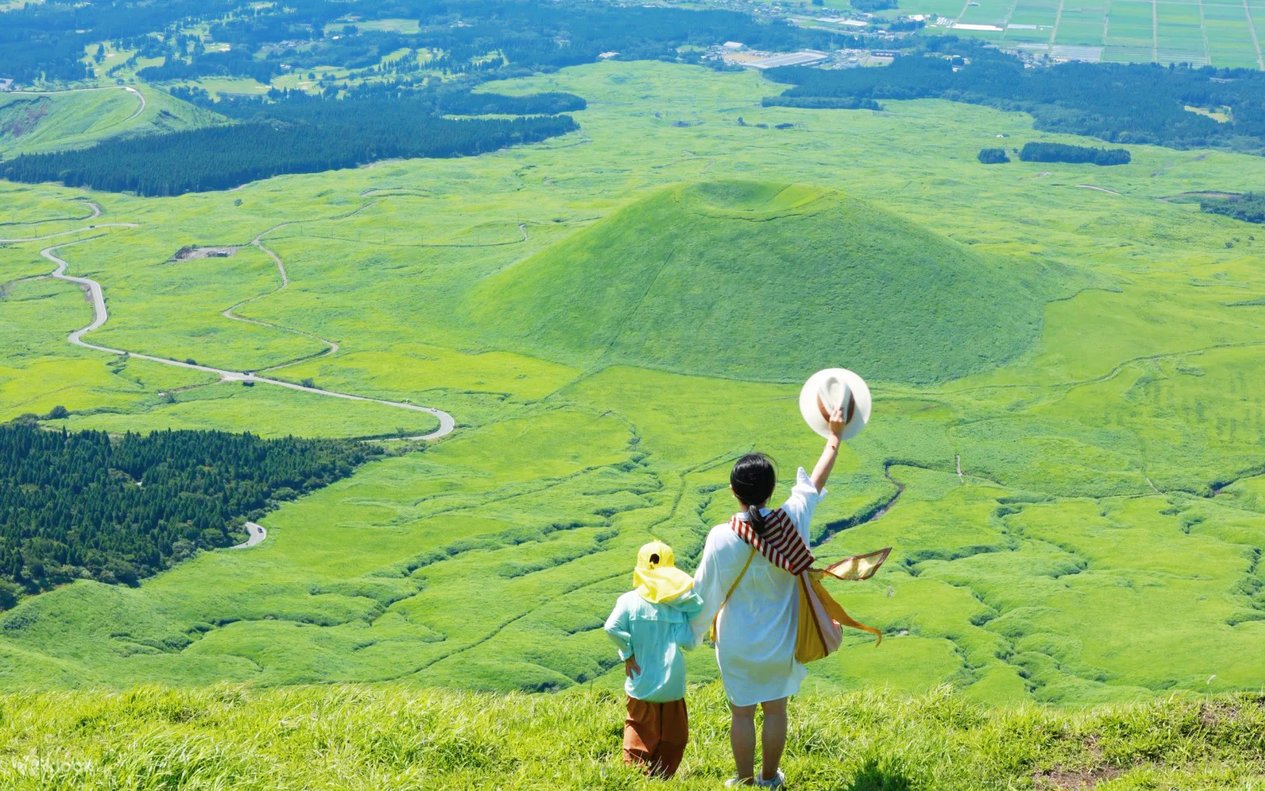 Kumamoto Castle + Mount Aso + Crater + Kusasenri + Mount Kishima ...