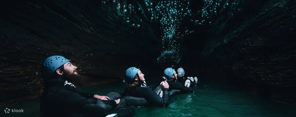 Water Rafting in Black Labyrinth Waitomo Black Water Rafting Adventure ...