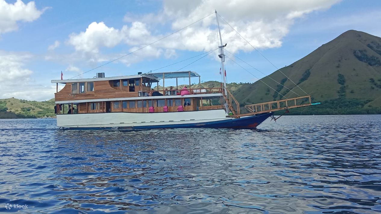 Aurelia Phinisi 3D2N Sailing Komodo Liveaboard from Labuan Bajo - Klook ...