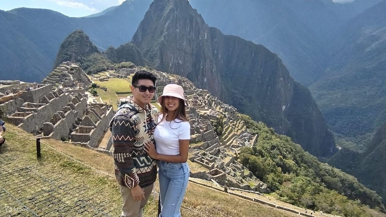 2 days/ 1 night: Machu Picchu tour by expedition or voyager train ...