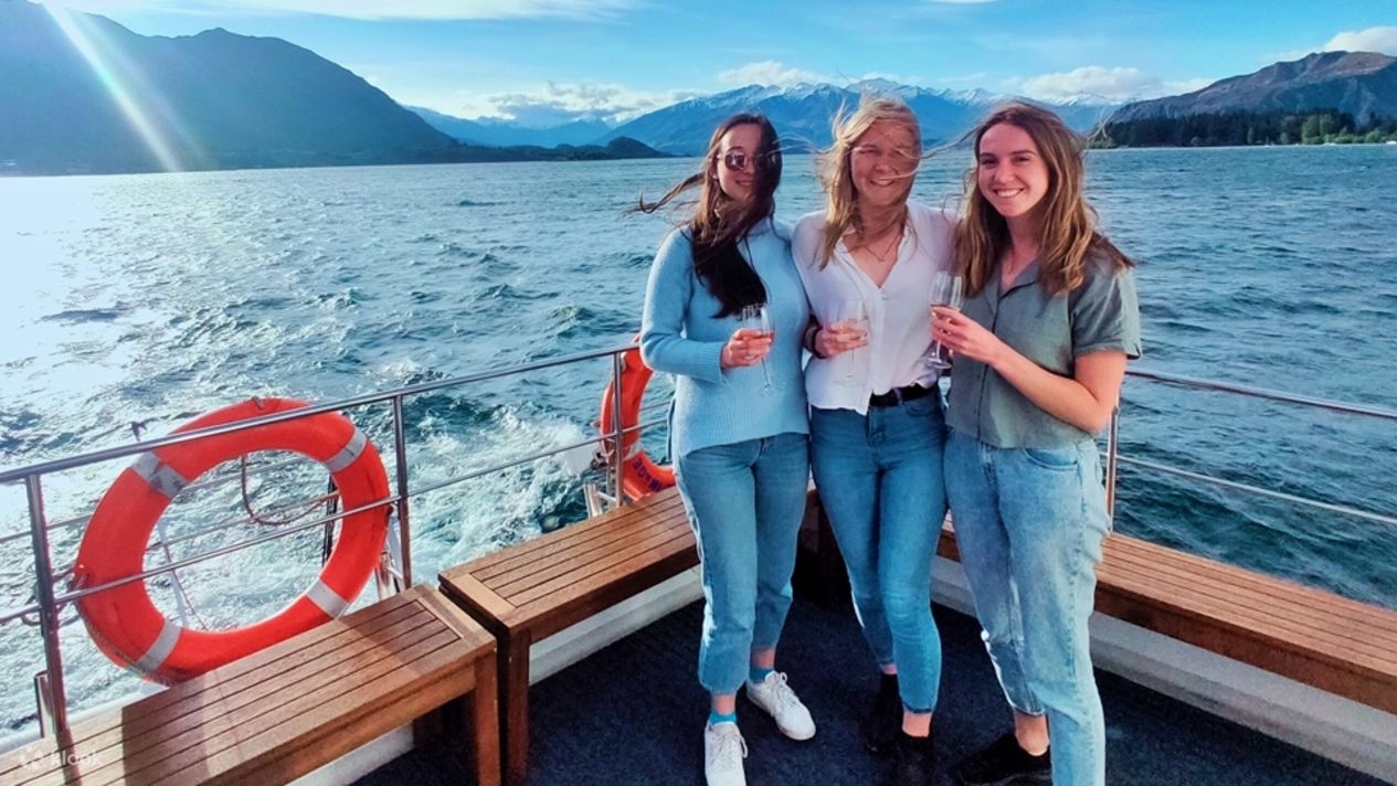 1 Hour Happy Hour Cruise on Lake Wanaka - Klook Singapore