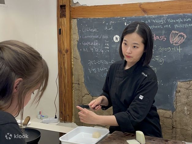 Kimchi Class with Chef Hakyung at Gyeongbokgung Palace - Klook United ...