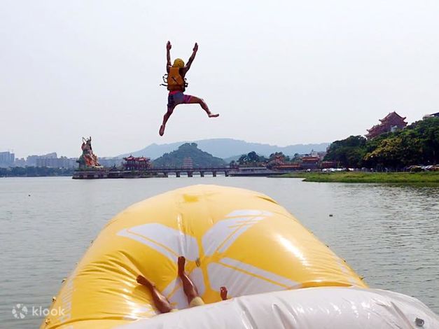 Kaohsiung Water Blob Jumping and Stand Up Paddle - Klook, Vereinigte ...
