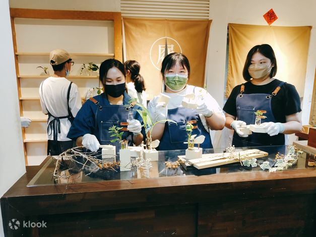 Yilan｜White Rice Clog Museum｜Wooden Flower Vase Handmade Experience - Klook