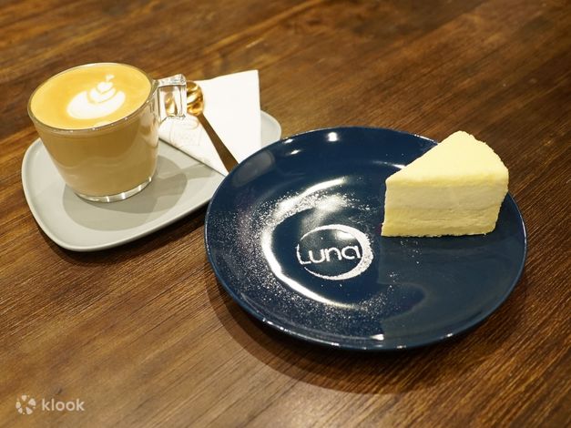 Original Cream Cheese CRUNBAR and Cheese Cake at Luna Cafe in Sheung ...