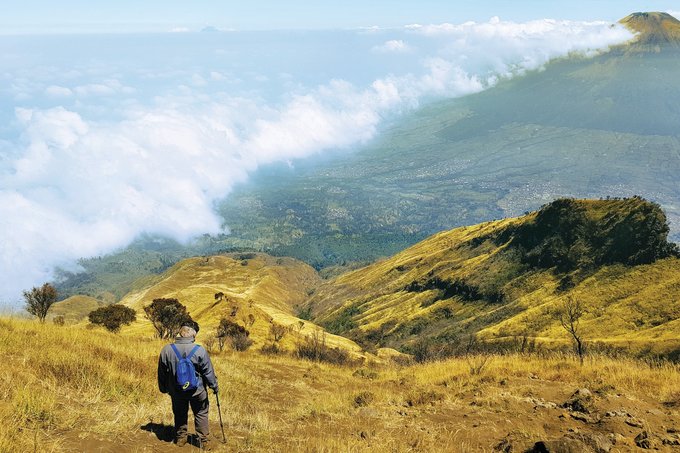 10 Gunung Tempat Hiking Populer di Indonesia - Klook Blog