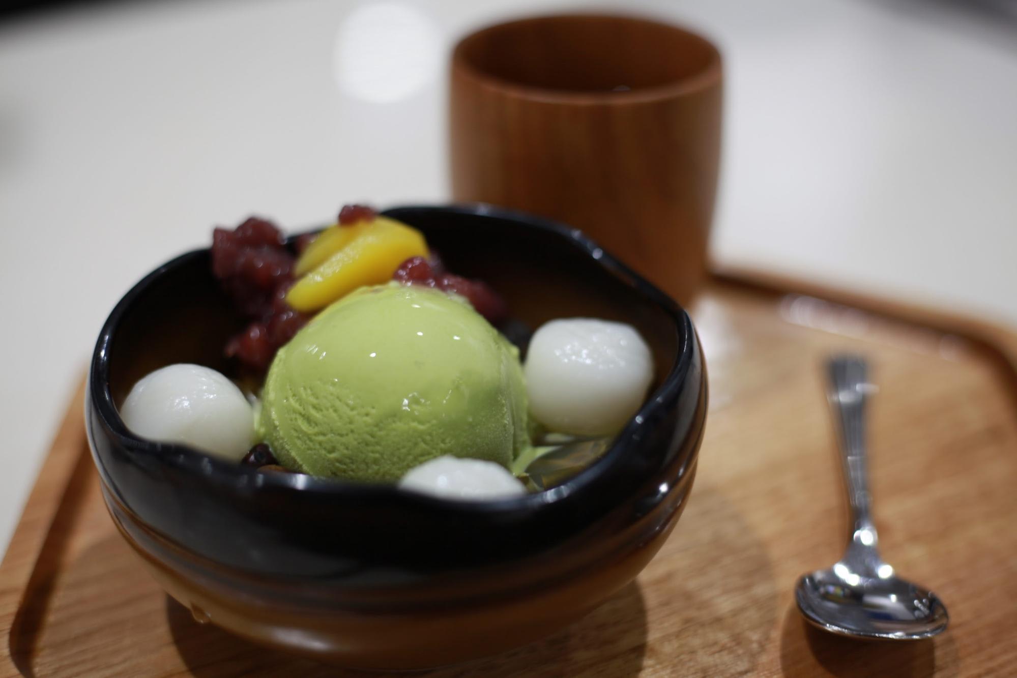Japan's LARGEST ice cream at Yukijirushi Parlor, Hokkaido | Klook