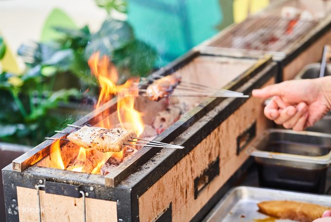 [Klook Exclusive] He grills Seafood by the Poolside: Learn the Hamayaki ...