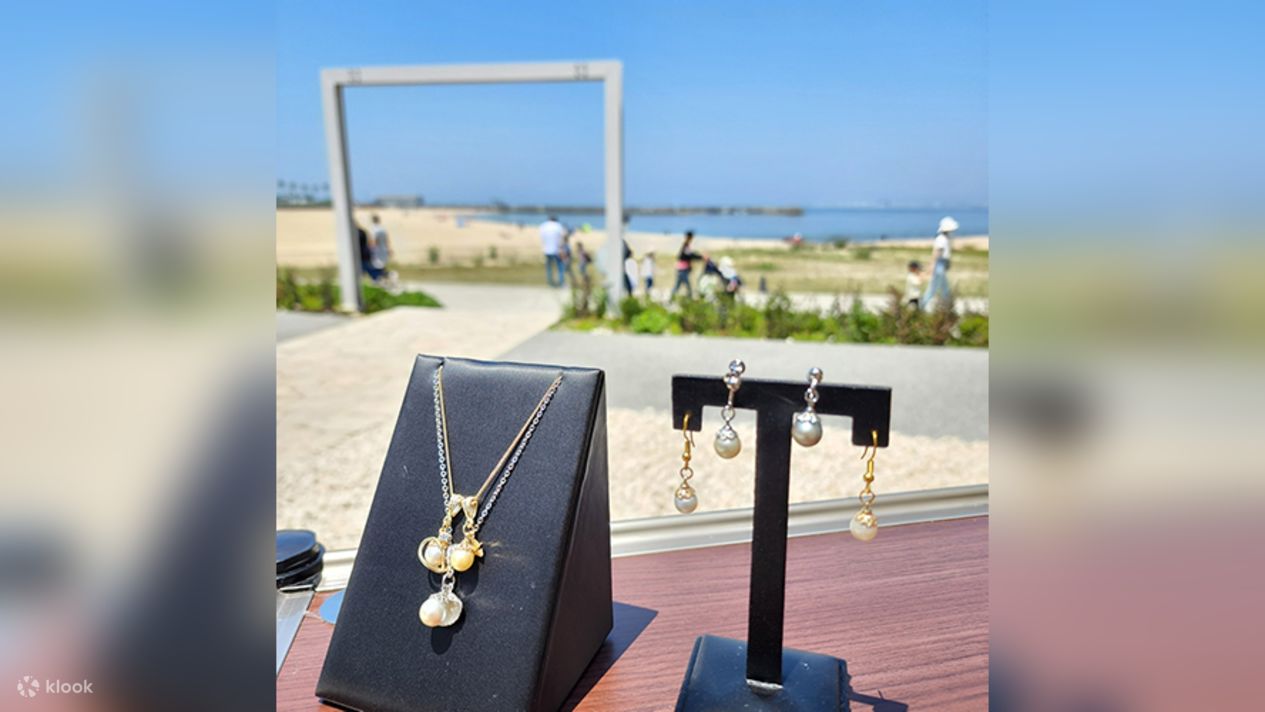 (Osaka-Nihonbashi) Experience removing pearls from Akoya oysters - Klook