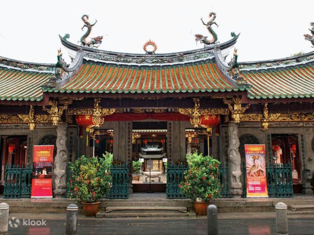 Thiam Hock Keng Temple Tour and River Boat Ride with Seafood Dinner ...