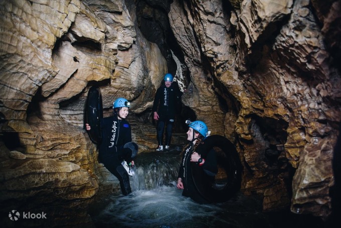 Water Rafting in Black Labyrinth Waitomo Black Water Rafting Adventure ...