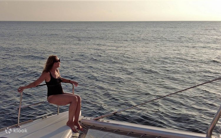 Croisière en catamaran au coucher du soleil à Santorin avec sources ...