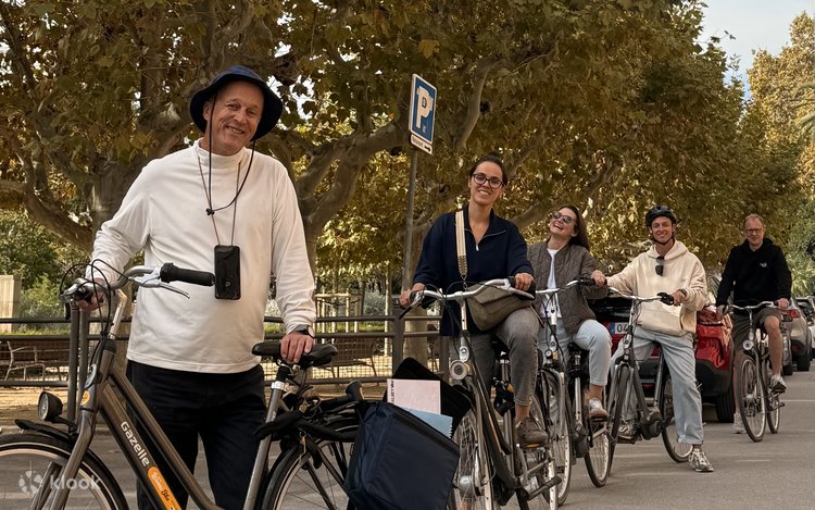 Sagrada Familia & Barceloneta Beach Half-day Sightseeing & Bike Tour - Klook Canada