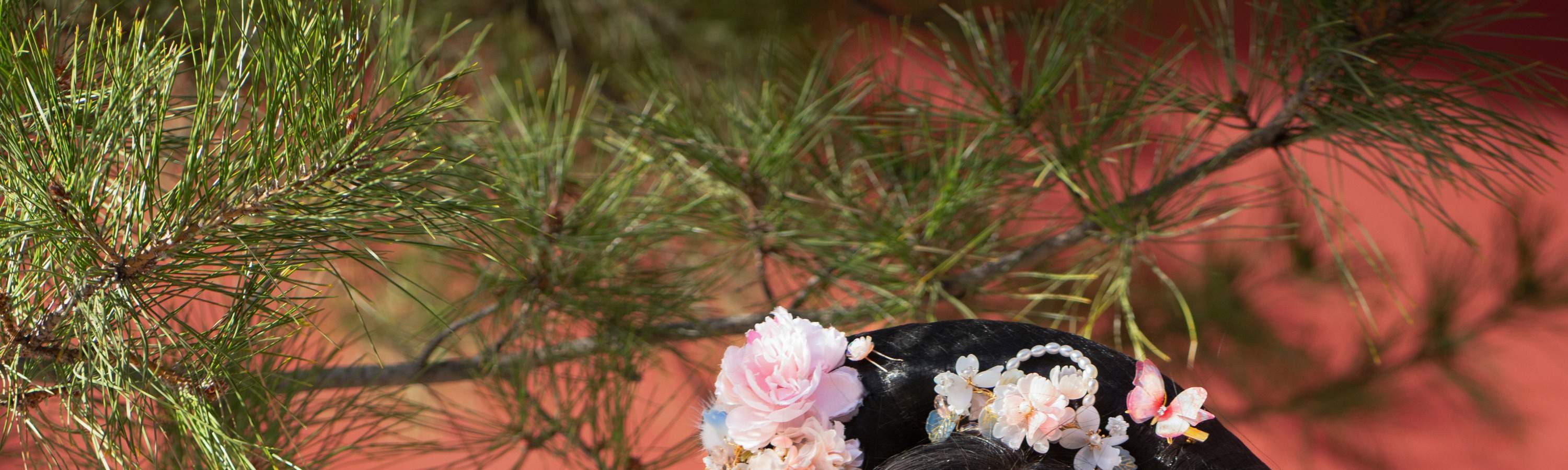 Tourists take photos in ancient Chinese costumes of Qing Palace ...