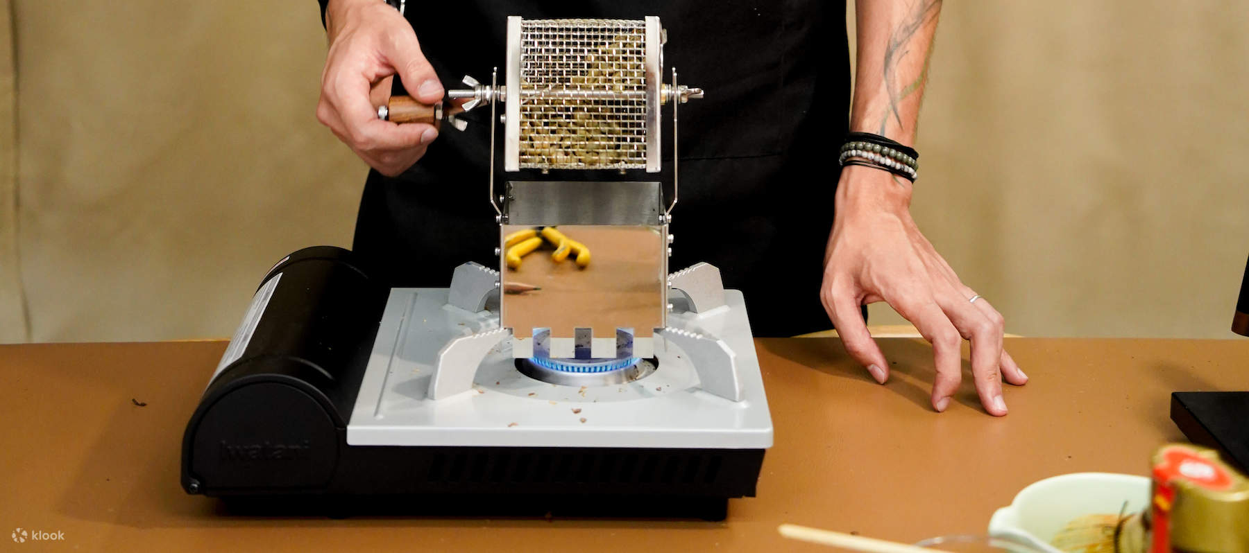 Kelas Pengalaman Memanggang Kopi Spesial dan Menuang Kopi dengan Tangan ...