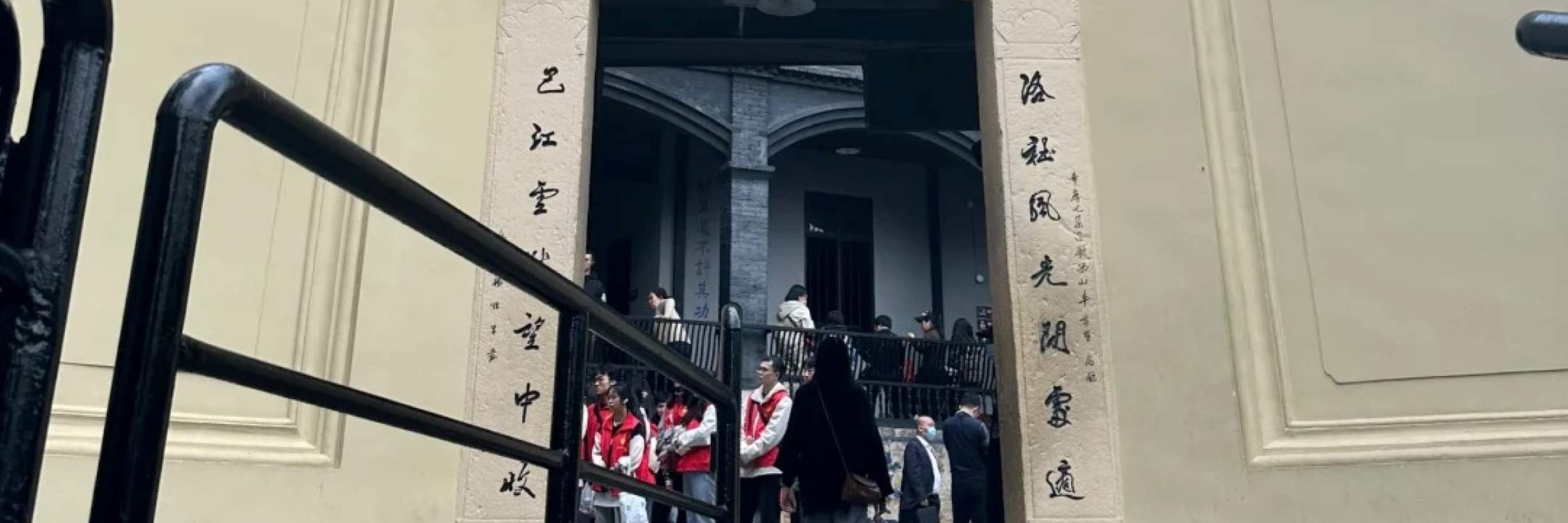 One-Day Chongqing History & Night View Tour (Zhazidong + Ciqikou ...