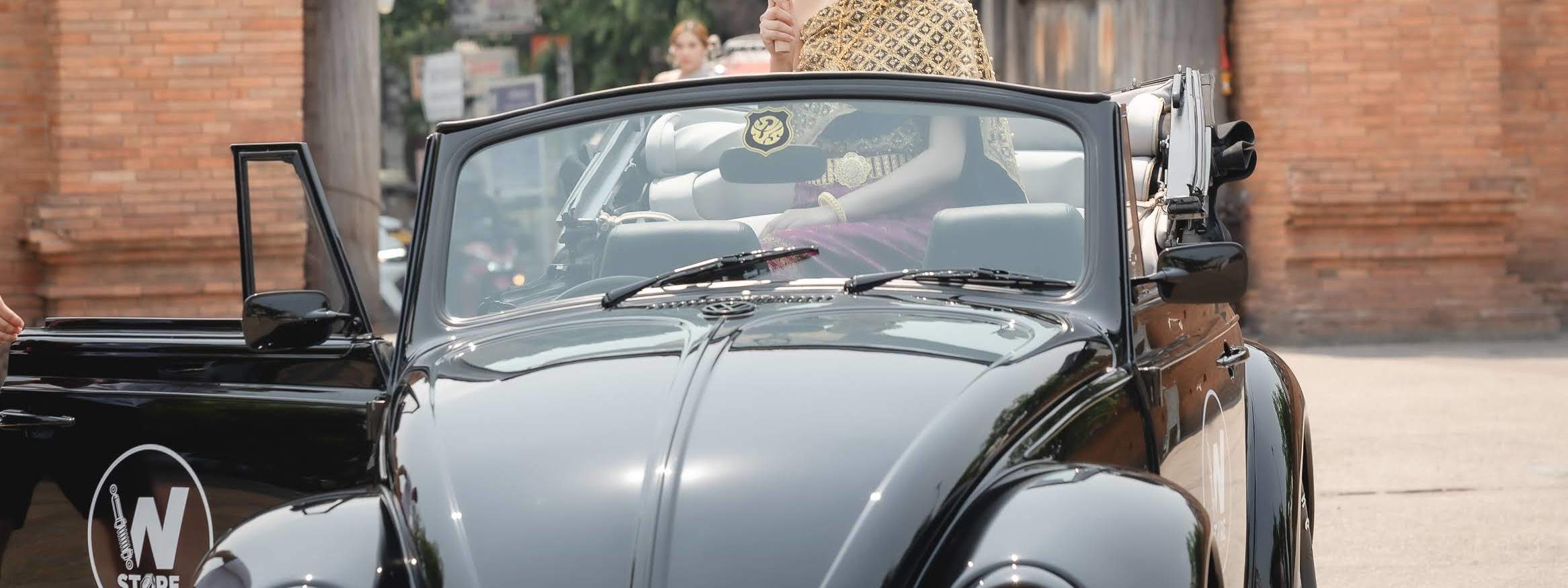 Thai dress rental with alongside a vintage cabriolet - Klook