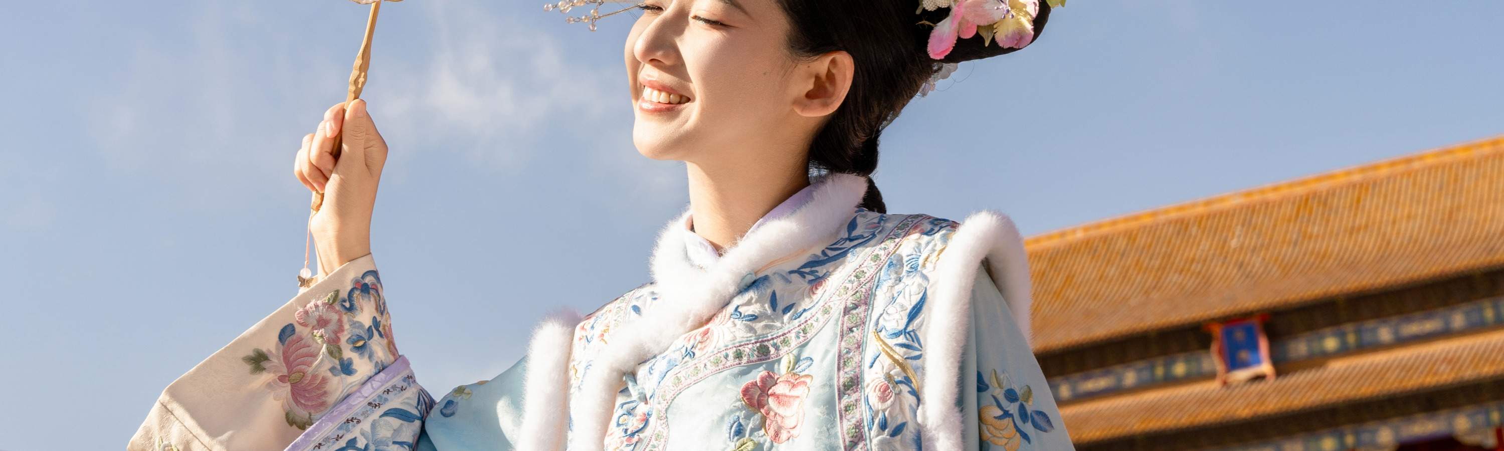 Tourists take photos in ancient Chinese costumes of Qing Palace ...