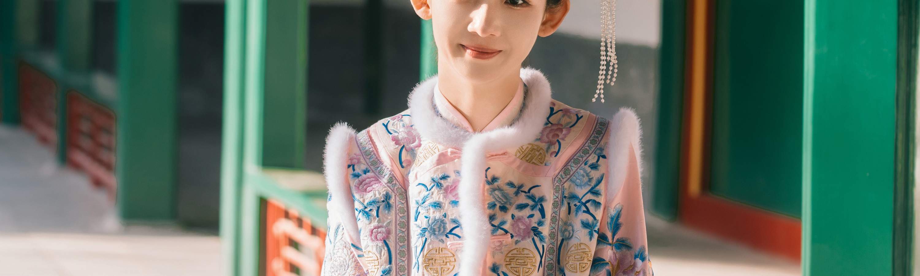 Tourists take photos in ancient Chinese costumes of Qing Palace ...