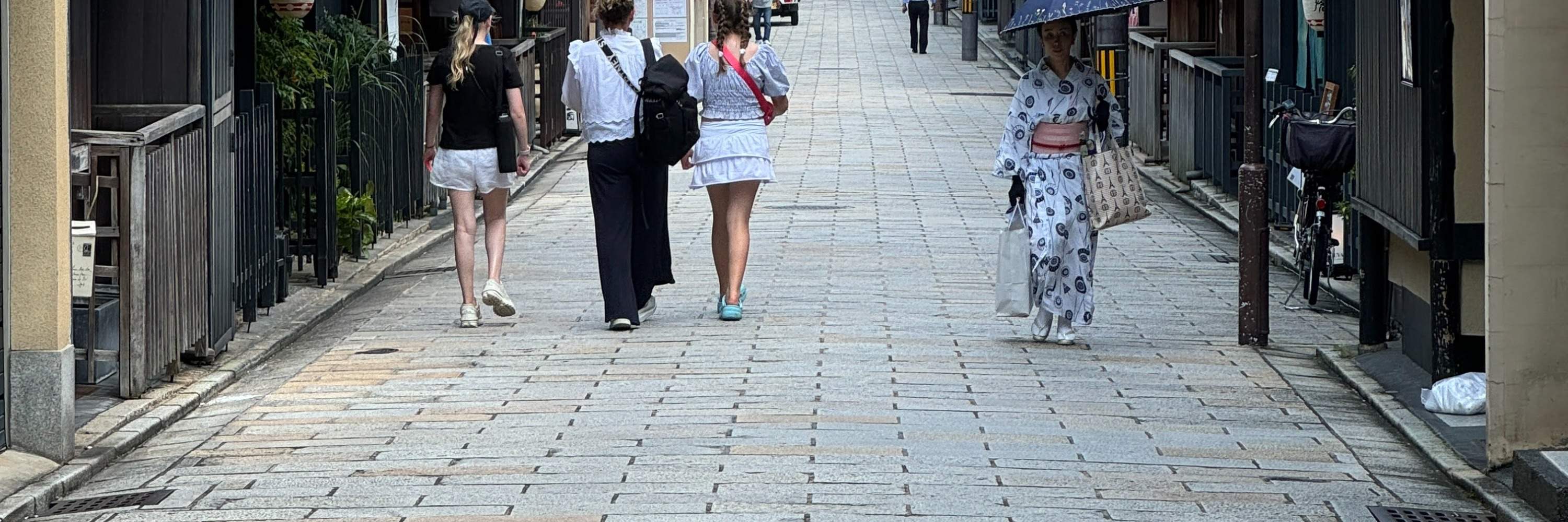 Kyoto: 90 Minit Berjalan Kaki Berpandu di Gion – Dunia Geisha - Klook ...