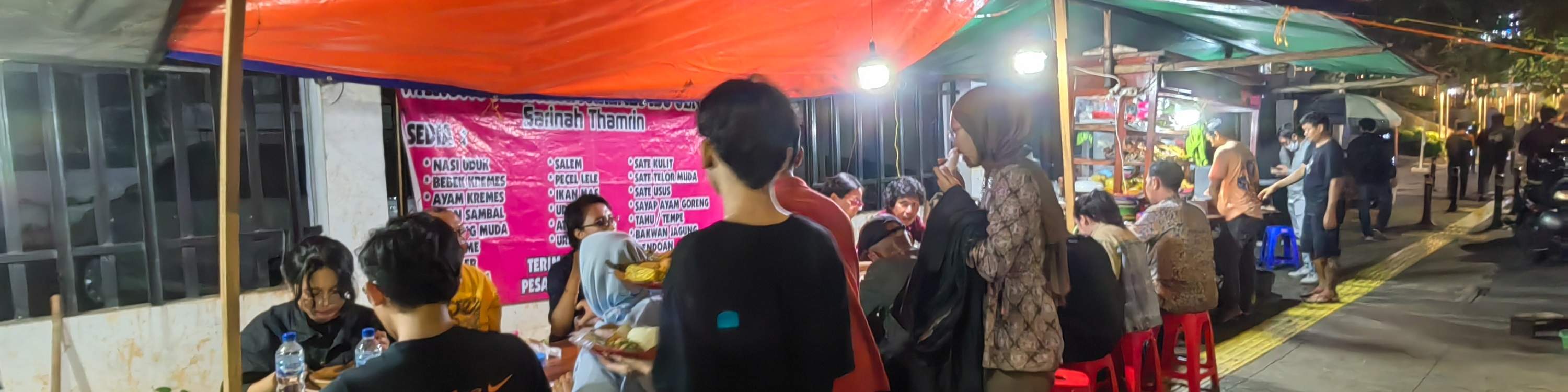 สัมผัสประสบการณ์ร้านอาหารสตรีทฟู้ดจากจาการ์ตาด้วยรถไฟฟ้า MRT - Klook ประเทศไทย