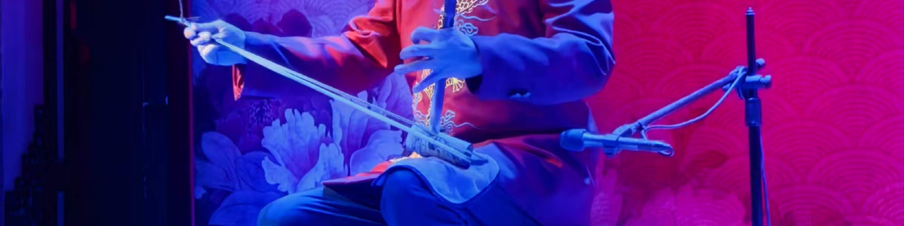 Chengdu Tianfu Square "Gaiwaner Liyuan" face-changing fire-breathing ...