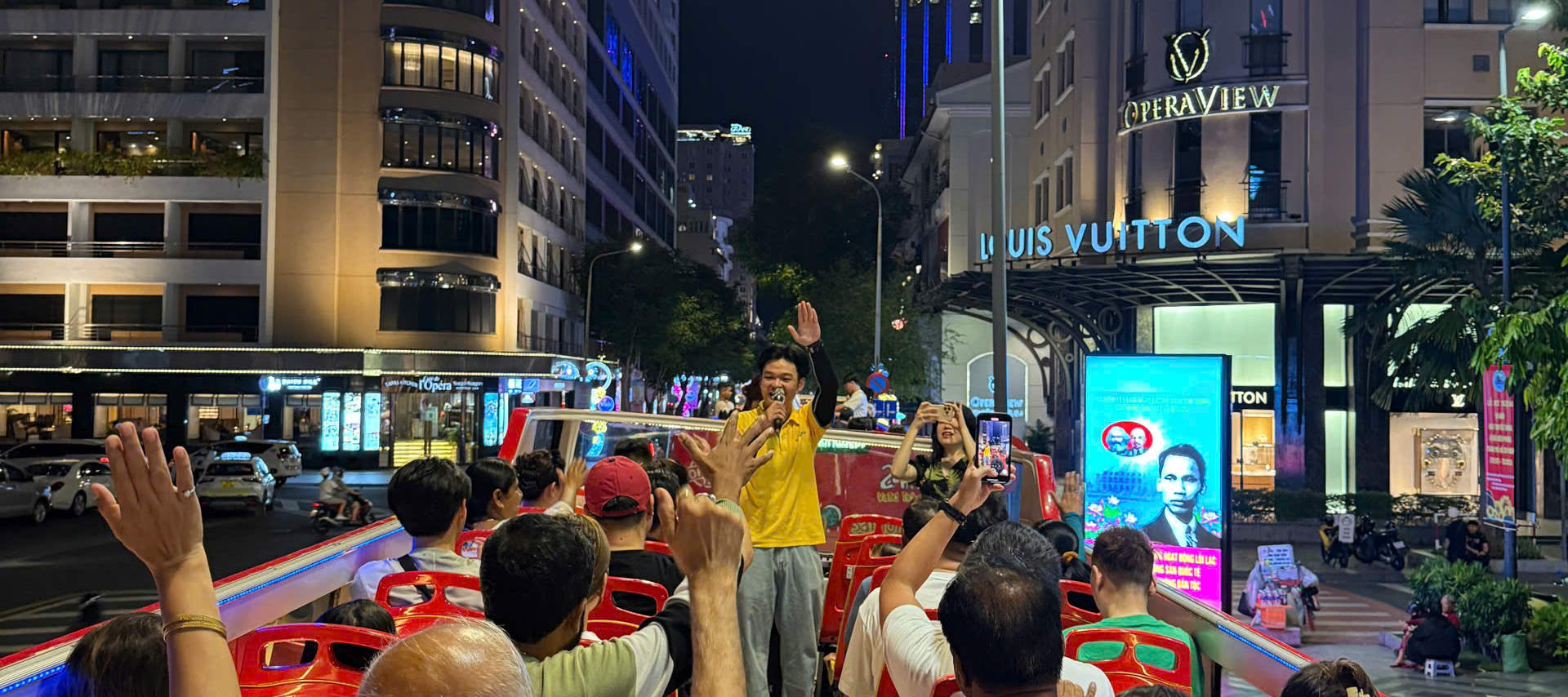 Tur Minum Malam Saigon dengan Bus Tingkat dengan Pemandangan Kota ...
