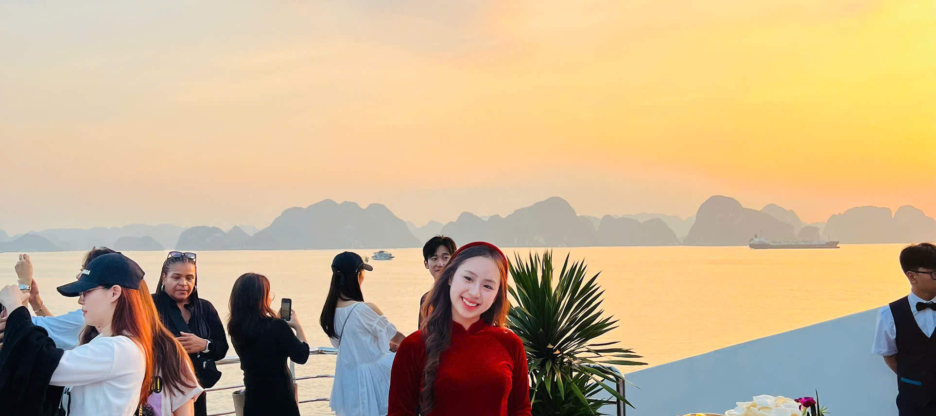 Leona DayCruise: Ha Long Bay, Sung Sot Cave, Ti Top Island - Klook Malaysia