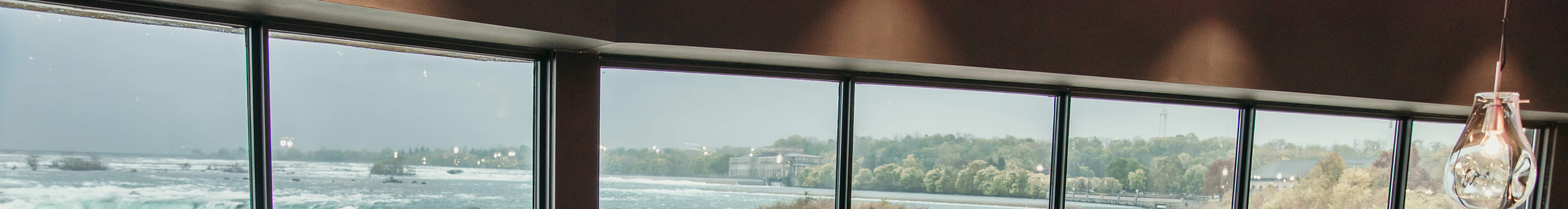 Pencahayaan VIP, Makan Malam dan Bunga Api di Air Terjun Niagara ...