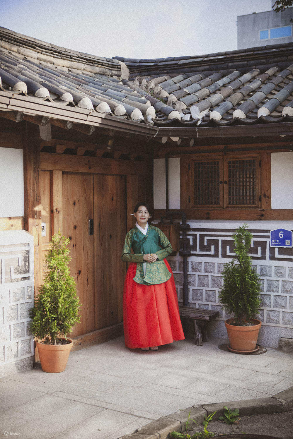 Photoshoot Experience in a Century Old Hanok With Traditional Tea ...
