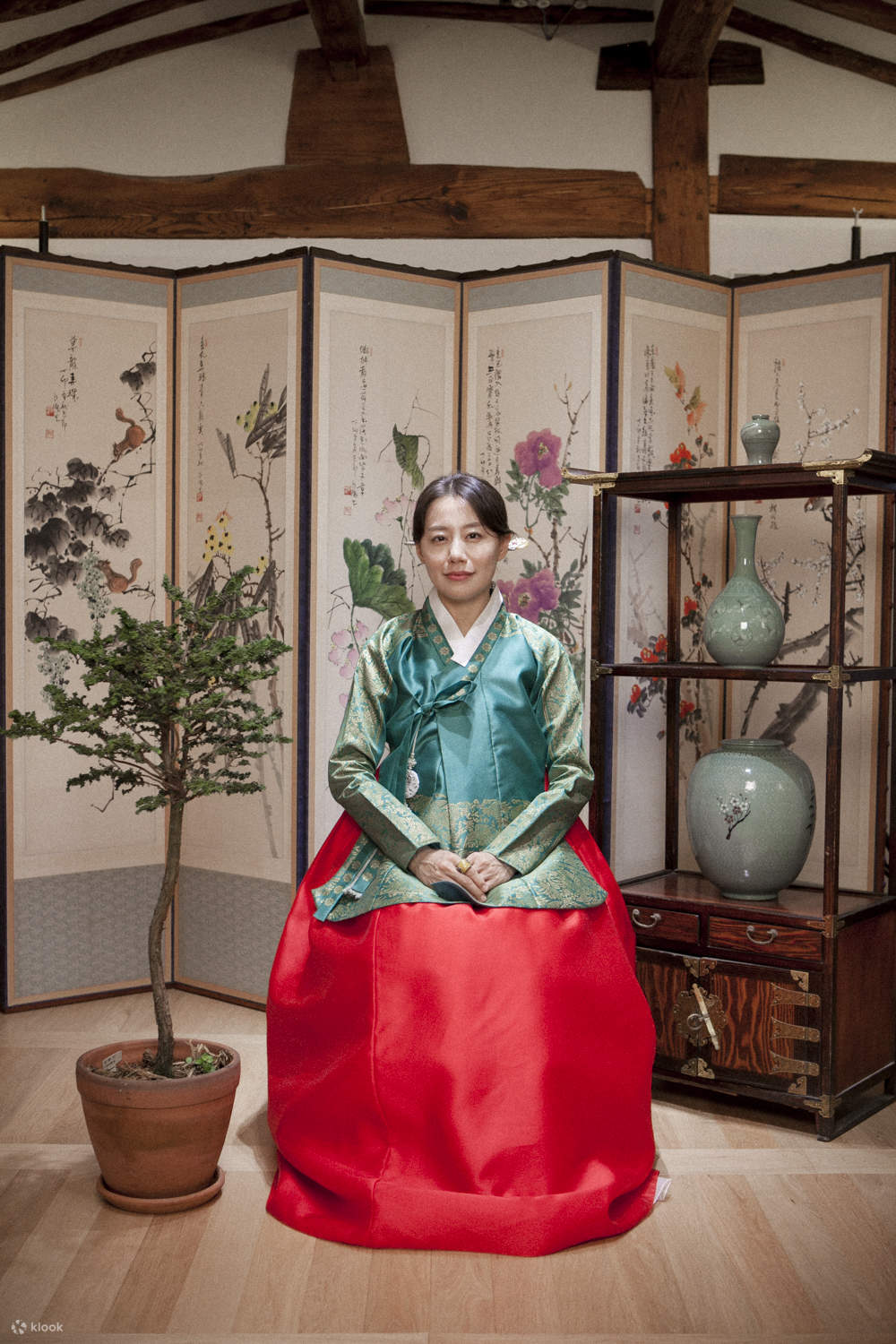 Photoshoot Experience in a Century Old Hanok With Traditional Tea ...