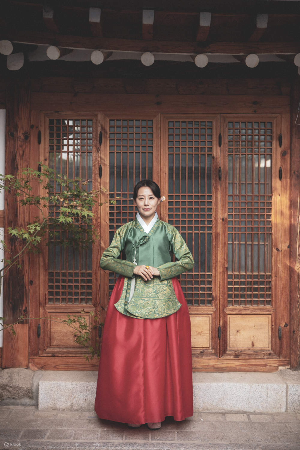 Photoshoot Experience in a Century Old Hanok With Traditional Tea ...