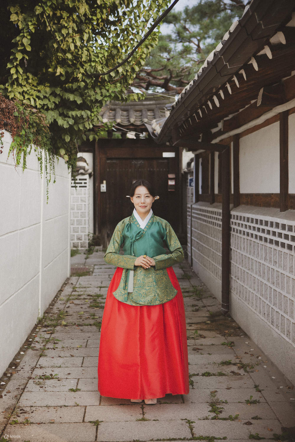 Photoshoot Experience in a Century Old Hanok With Traditional Tea ...