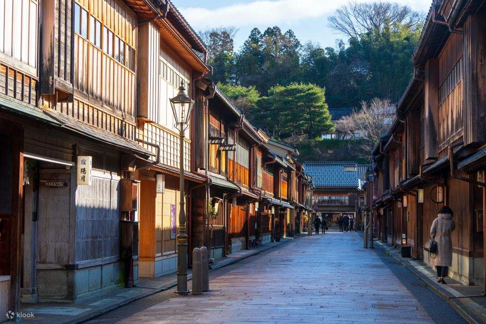 Kenroku-en, Kanazawa Castle Park, and Higashi Chaya District Private ...