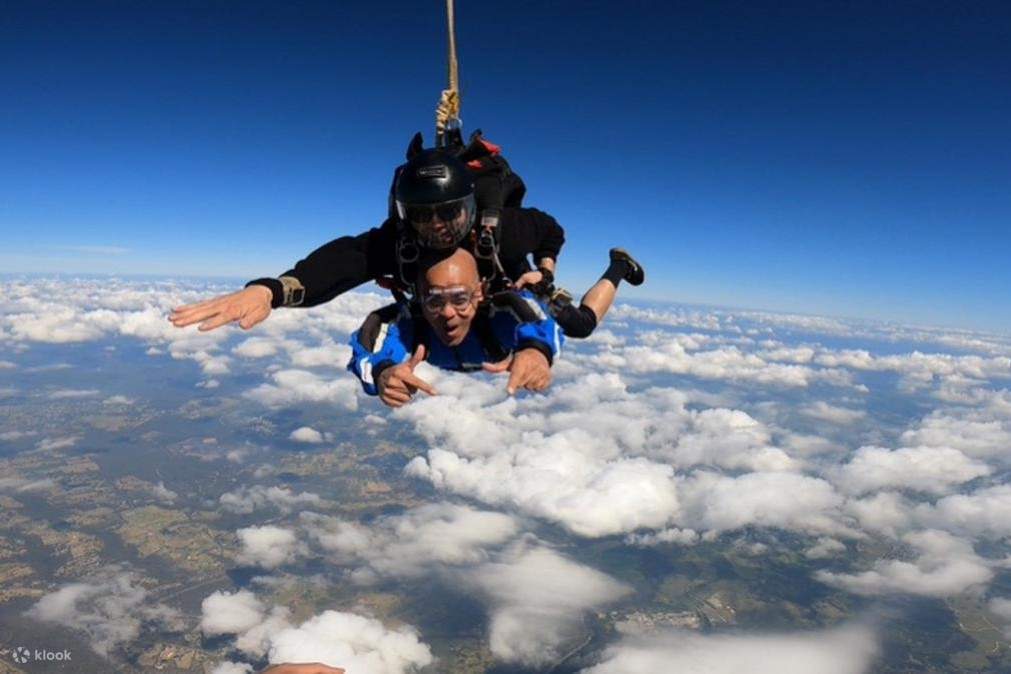 Pengalaman Terjun Tiruk Tandem di Sydney oleh 1300 Skydive di Sydney ...