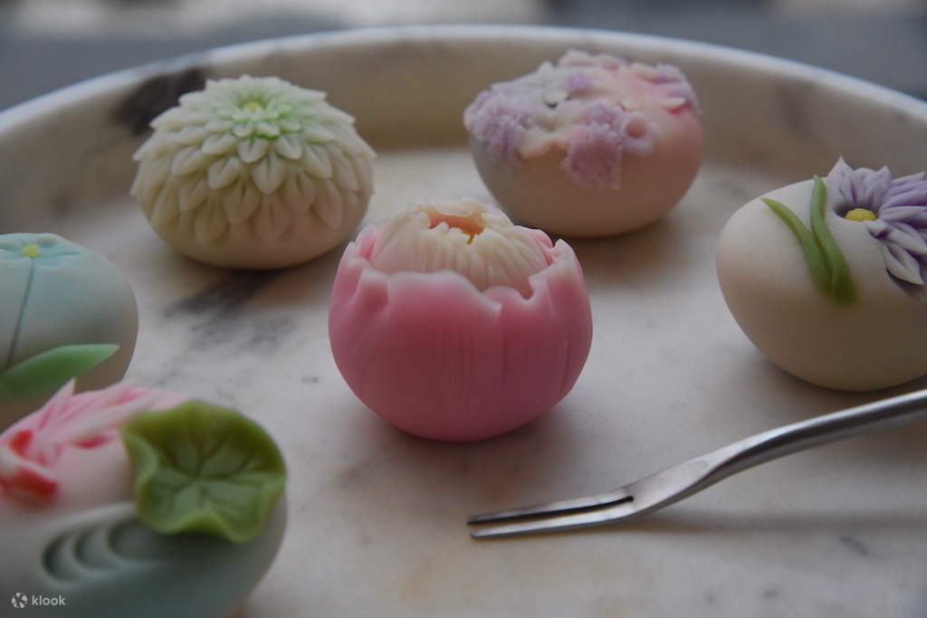 Making tea cakes from the Tang Dynasty in Chang'an - Eatwith - Klook ...