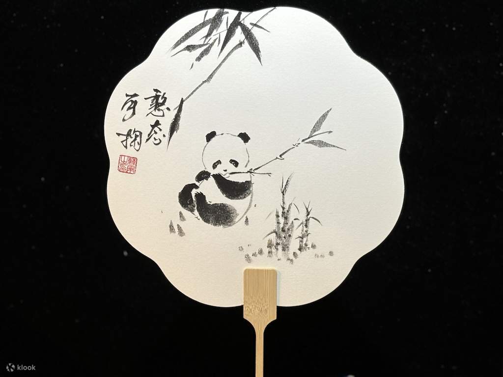 Experience the traditional culture of old Beijing and paint fans next ...