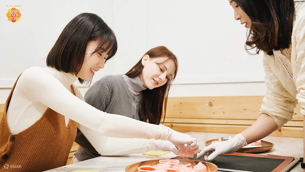 Landmark-shaped Rice Cookie Icing Experience in Seoul - Klook Canada