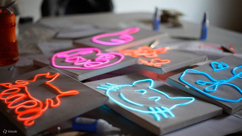 Jolly Academy - Tali Lampu Aneka Warna! Tanda LED bentuk neon ...