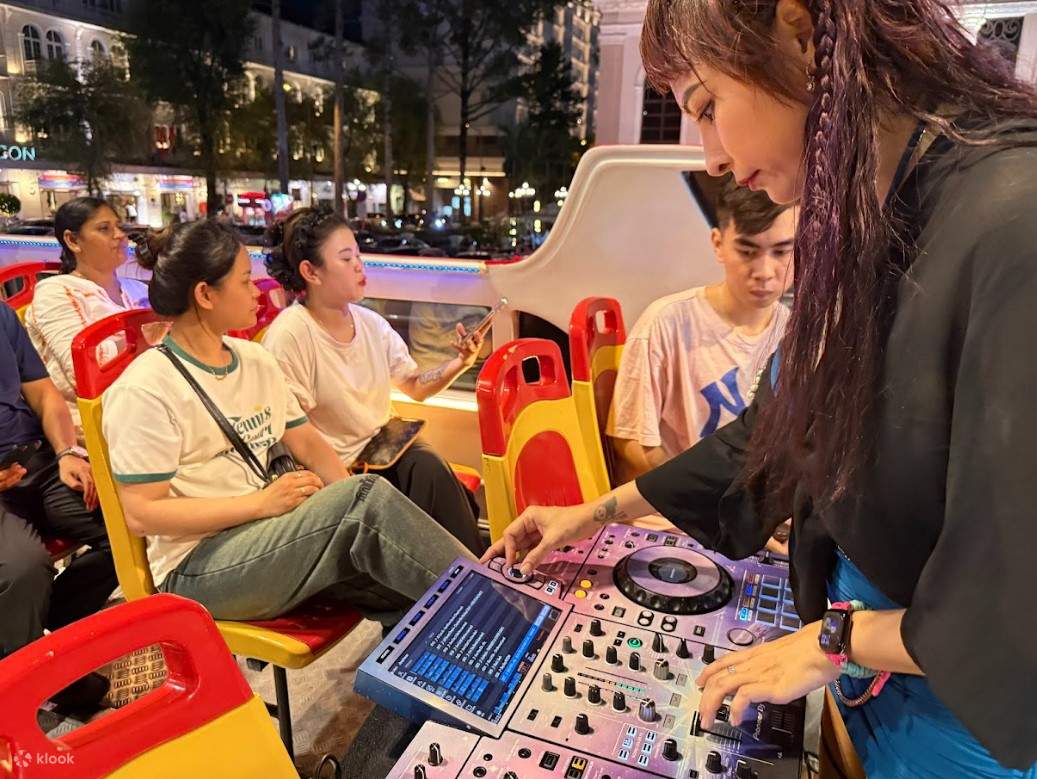 Tur Minum Malam Saigon dengan Bus Tingkat dengan Pemandangan Kota ...
