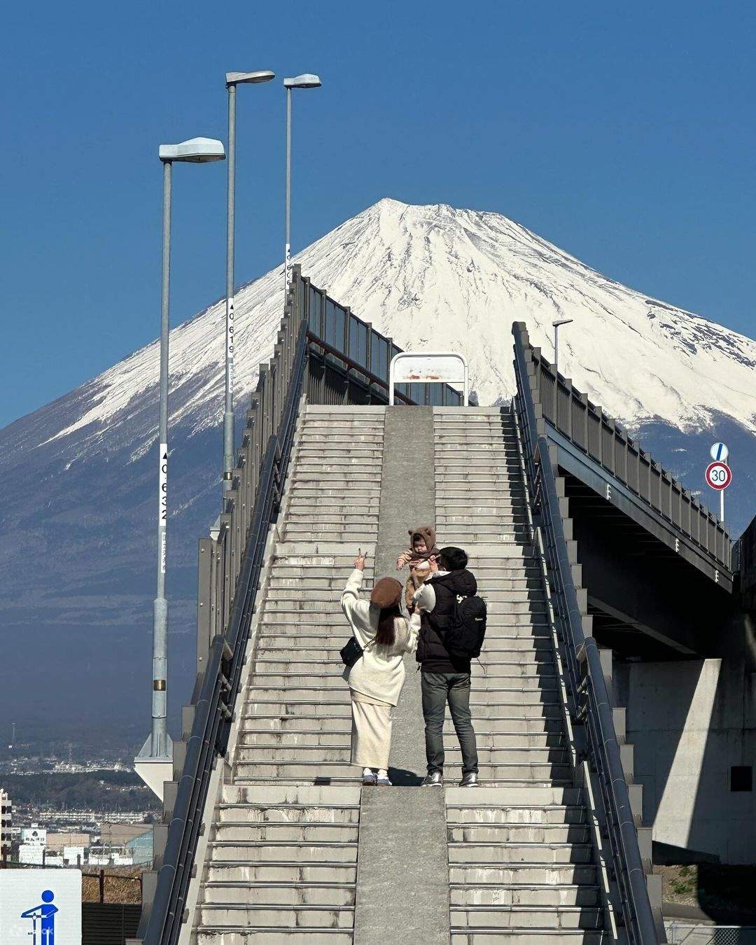Mount Fuji Arakurayama Sengen Park and Yumeno hashi Join In One Day Bus ...