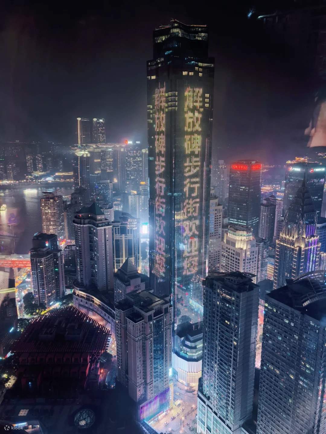 Tour notturno cyberpunk della città montana 8D magica di Chongqing ...