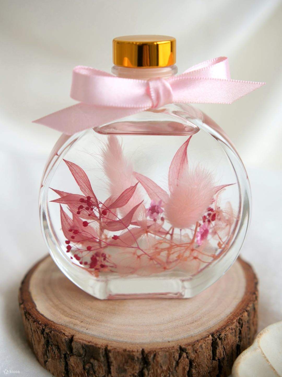 Taoyuan｜Flower Tablet Course: Making Floating Flowers - Klook