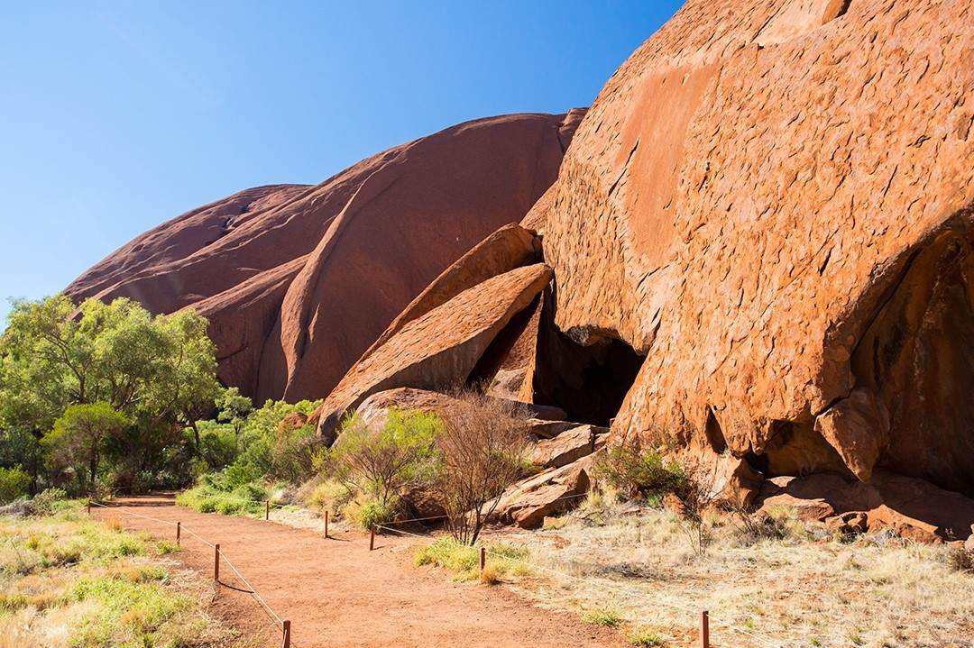 Tour al amanecer en Uluru y caminata guiada por la base - Klook Estados ...