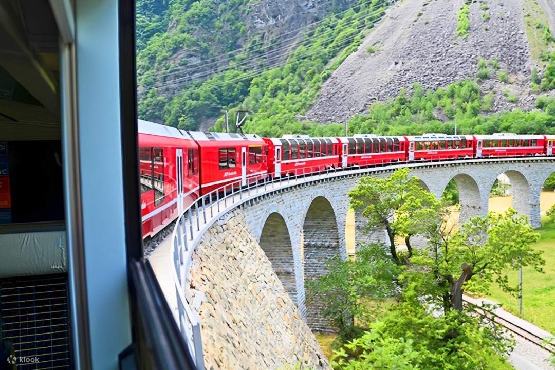 Moritz dan Pegunungan Alpen Swiss dengan Kereta Merah Bernina dari ...
