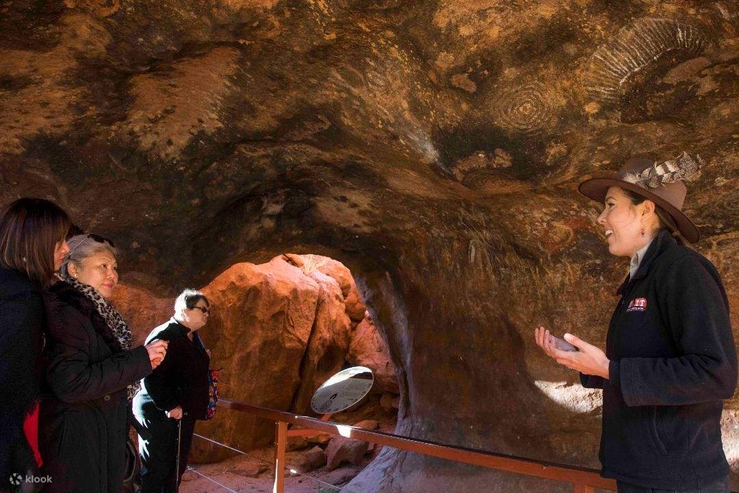 Pengalaman Matahari Terbit & Piknik Uluru dalam Kelompok Kecil - Klook ...