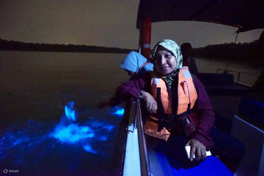Wisata Alam Kunang-kunang, Memberi Makan Elang dan Air Mata Biru di ...